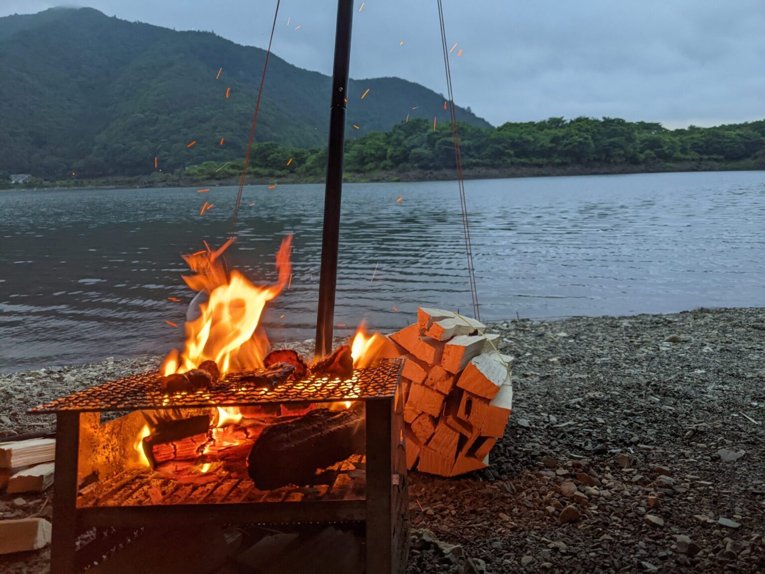 【Tokyo Camp 焚き火台】炭火バーベキューをする方法とオススメの焼き網を紹介！ | ハイクアラウンド